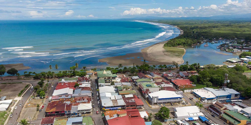 Commercial Corner in Downtown Quepos is your way into a booming market