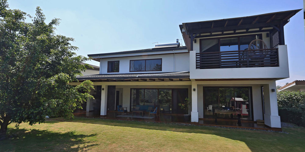 Los Manzanos Contemporary Residence: Elegance in Los Reyes.